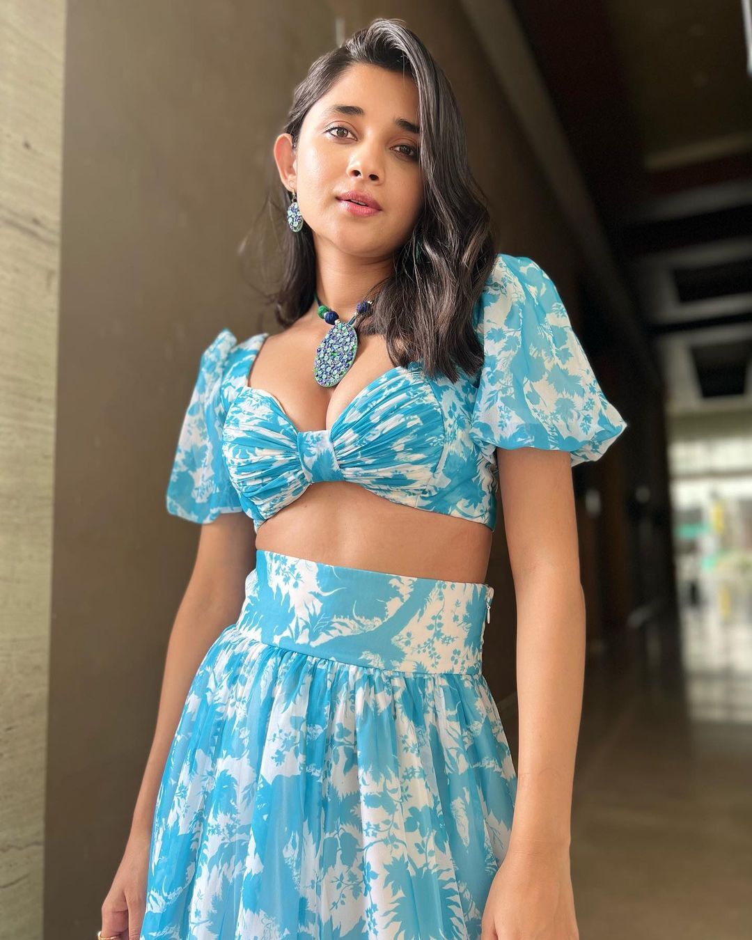 एक्ट्रेस कनिका मान ने बोल्ड आउटफिट में दिखाए अपने जलवे, तस्वीरें देखकर फैंस को लग रहा 440 वोल्ट ...