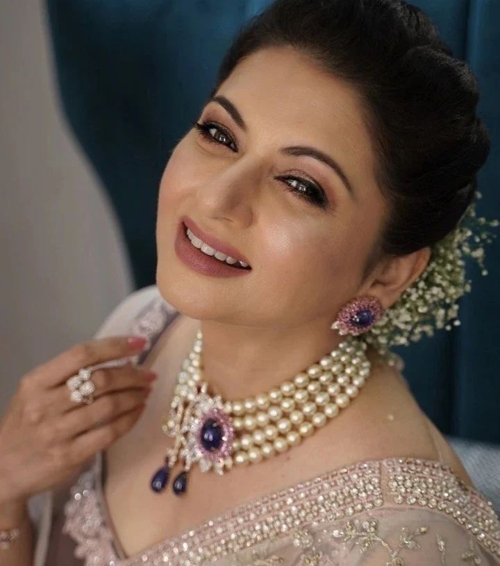 53 की उम्र में ब्लैक साड़ी डीप नेक ब्लाउज में भाग्यश्री ने बिखेरा हुस् ...