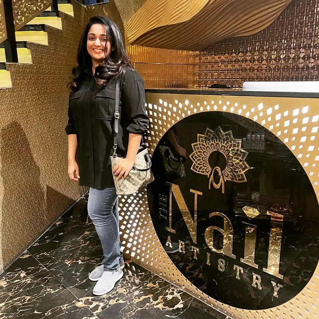 kavya madhavan new look in jeans and shirt goes viral | ജീന്‍സിലും ഷ ...