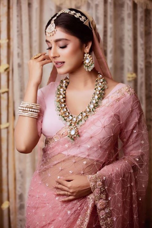 নজরকাড়া লুকে সোশ্যাল মিডিয়ায় ধরা দিলেন অদ্রিজা, যা দেখে মুগ্ধ ভক্তরা ...