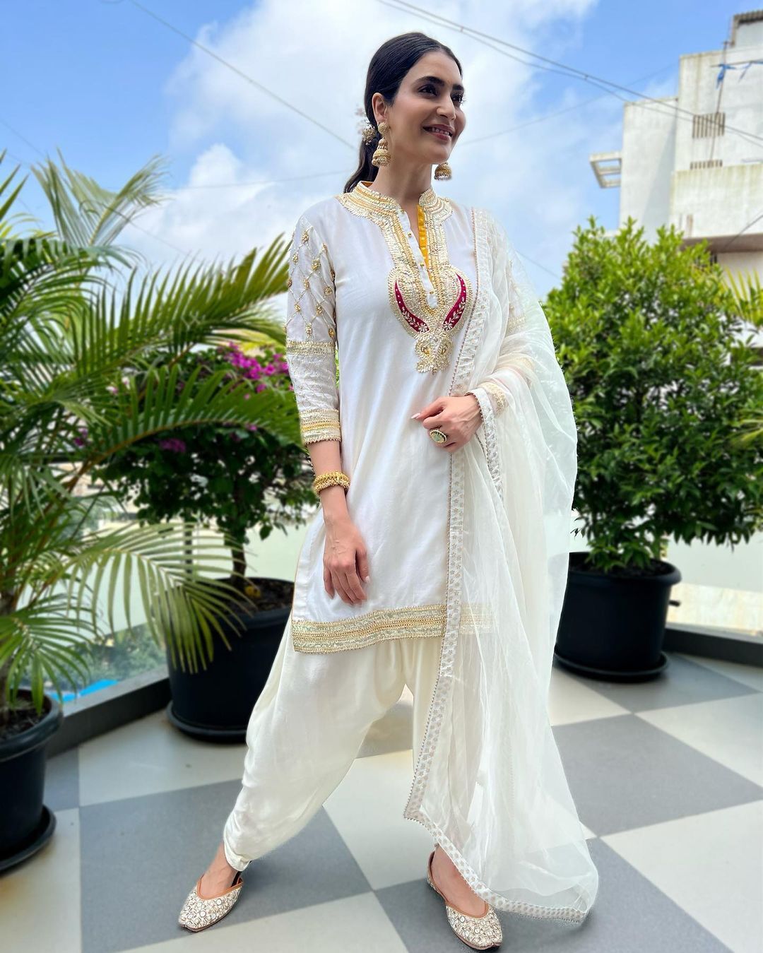 বিকিনি লুকে সোশ্যাল মিডিয়ায় উষ্ণতার পারদ চড়ালেন করিশ্মা, ভাইরাল ছবি ...