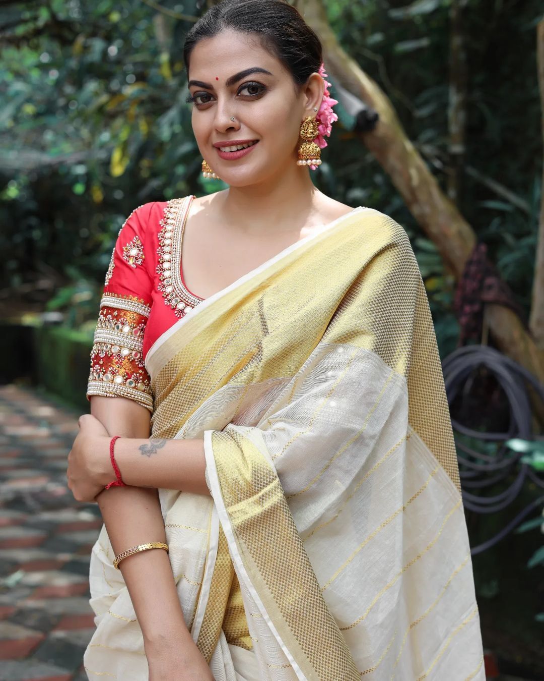 anusree onam special new saree looks goes viral | എന്താ അനൂ.. ഇത്ര നാണം ...