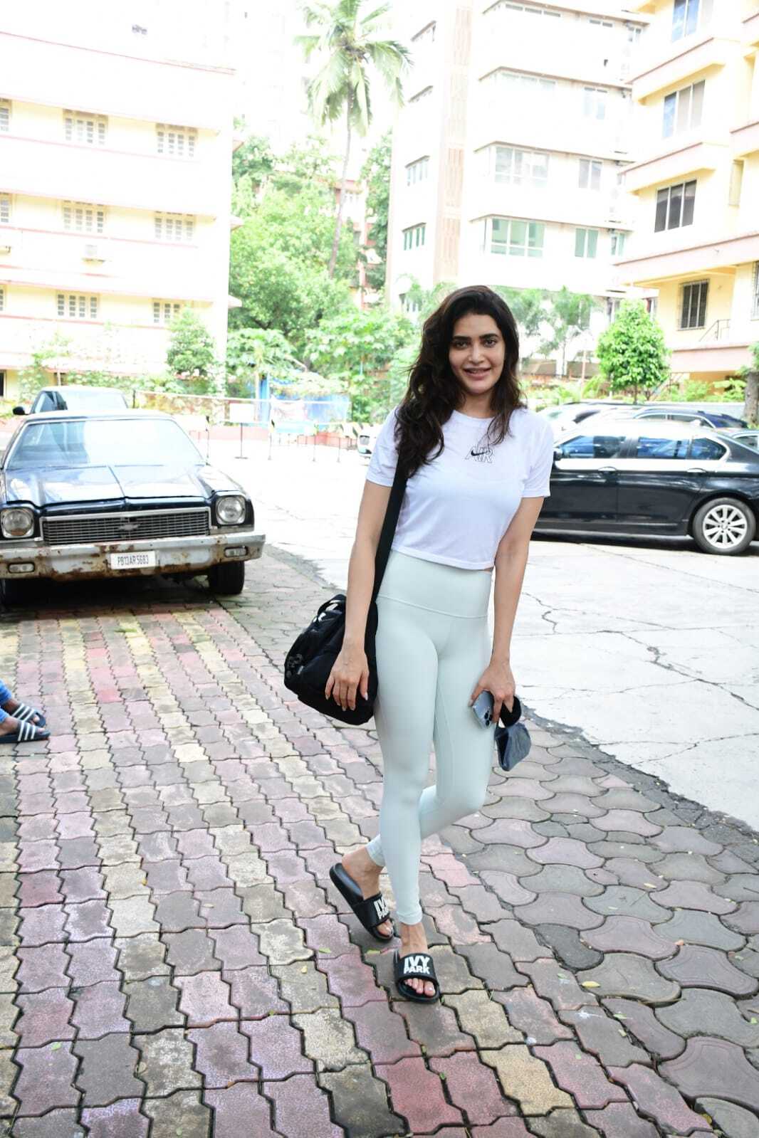 টাইট ফিট পোশাক পরে জিমে যাচ্ছেন করিশ্মা তান্না, হটকেকের মতো ভাইরাল ছবি | Actress Krishma Tanna ...