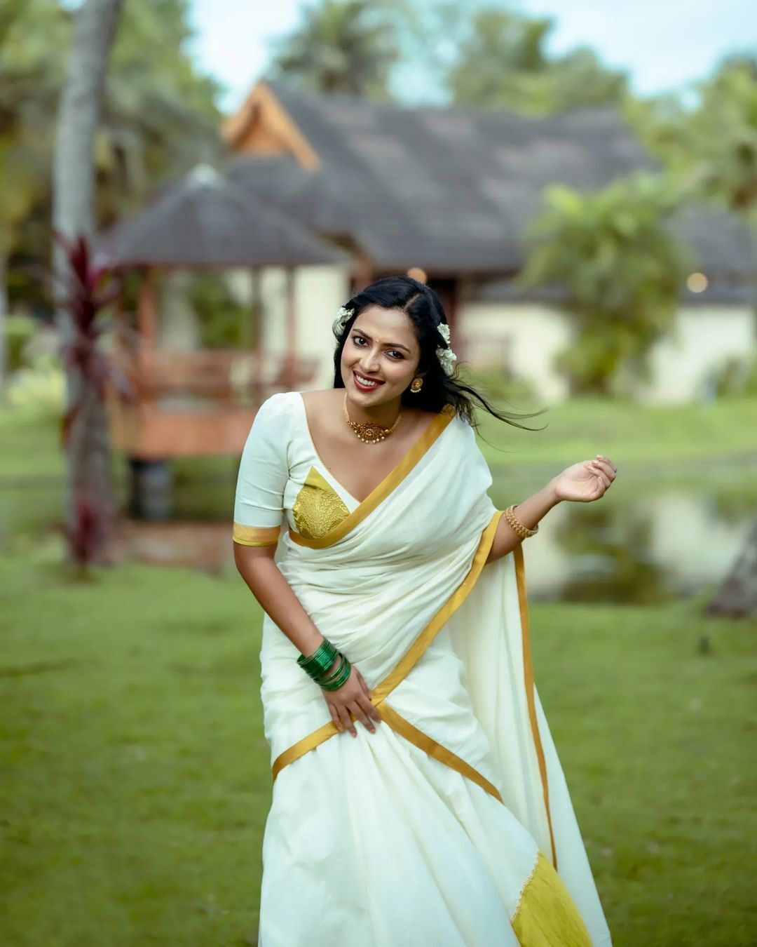 Actress Amala paul's onam pictures in kerala saree goes viral, stunning ...