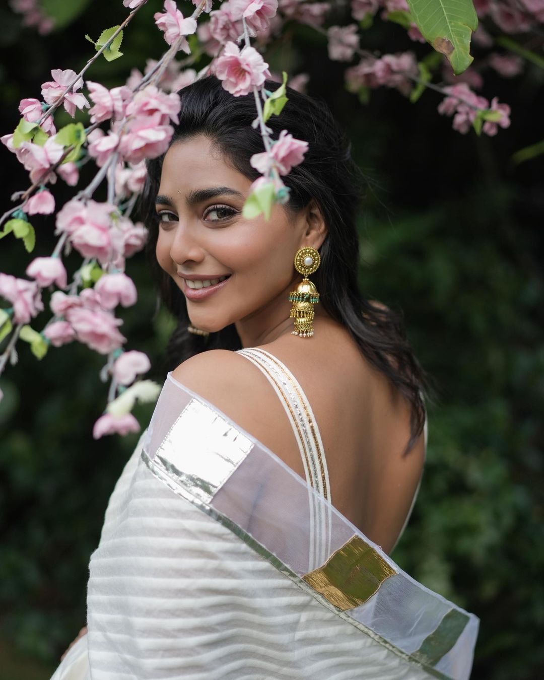 actress aishwarya lakshmi new stunnig red saree look goes viral | ഐശ്വര്യയെന്നാൽ സൗന്ദര്യം ...