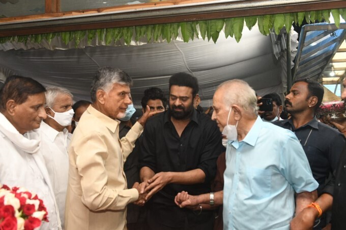 కృష్ణంరాజుకు ప్రముఖుల నివాళి (ఫోటోస్) | Celebs Pays Tribute To actor ...