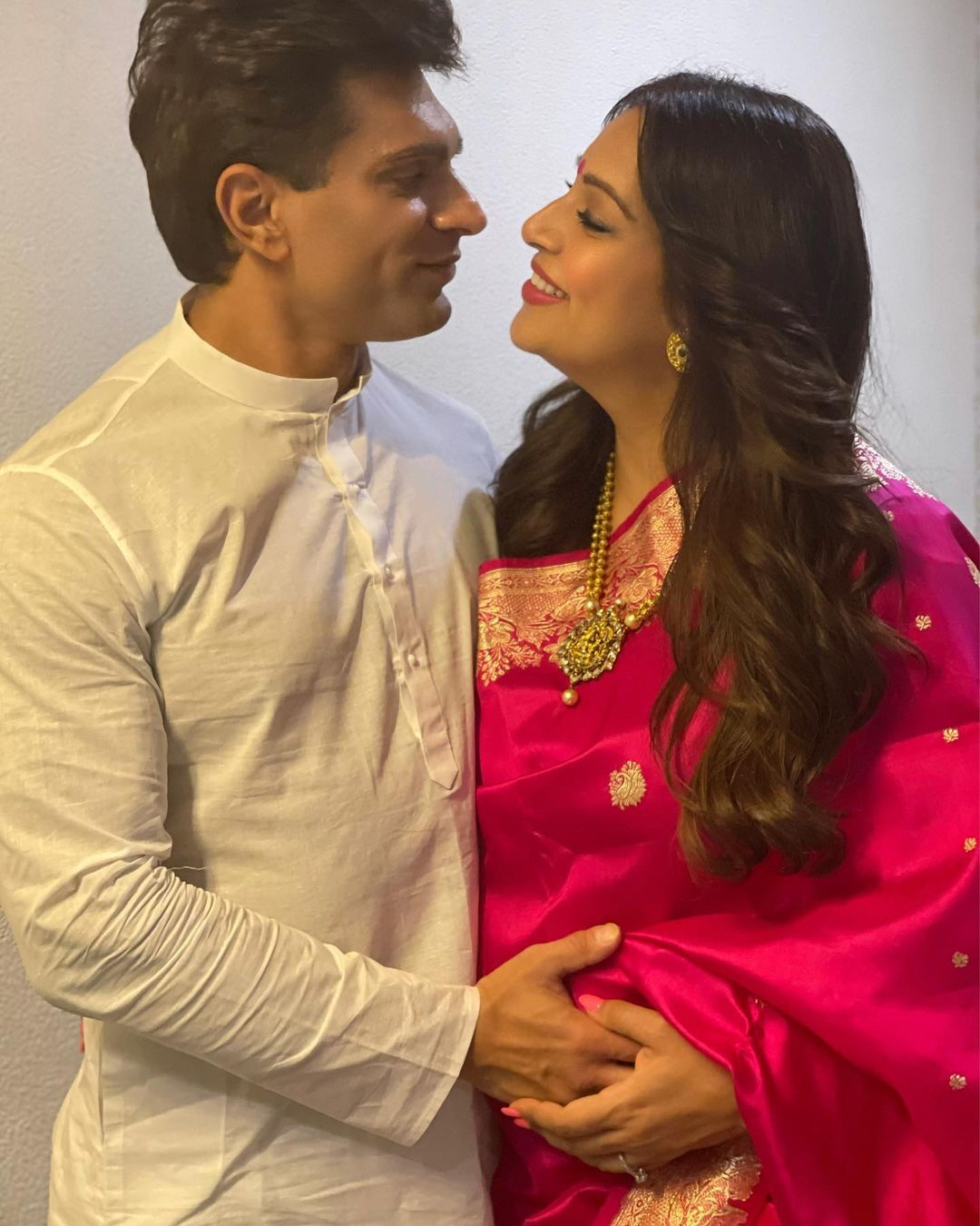 গোলাপি শাড়িতে সেজে মনভরে খেলেন ভাত–মাছ, দেখুন বিপাশা বসুর সাধভক্ষণের ...