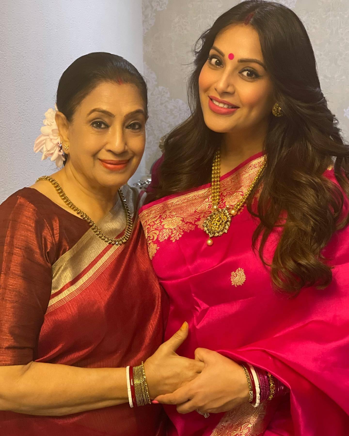 গোলাপি শাড়িতে সেজে মনভরে খেলেন ভাত–মাছ, দেখুন বিপাশা বসুর সাধভক্ষণের ...