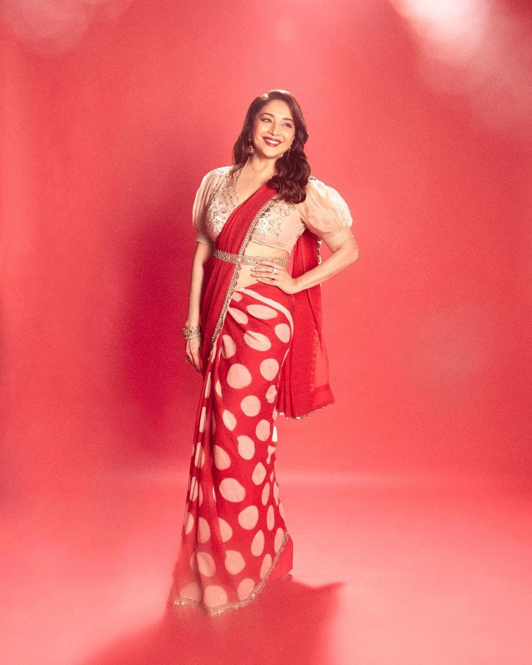 వయసు పెరిగినా తరగని సొగసు.. గ్లామరస్ ఫోటోలతో ఆకట్టుకుంటున్న మాధురి ...