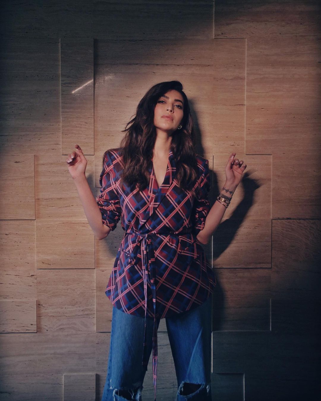 डीपनेक कोट में करिश्मा तन्ना ने दिखाया कूल अंदाज, फैंस ने लगाई हॉर्ट और फायर इमोजी की बौछार ...