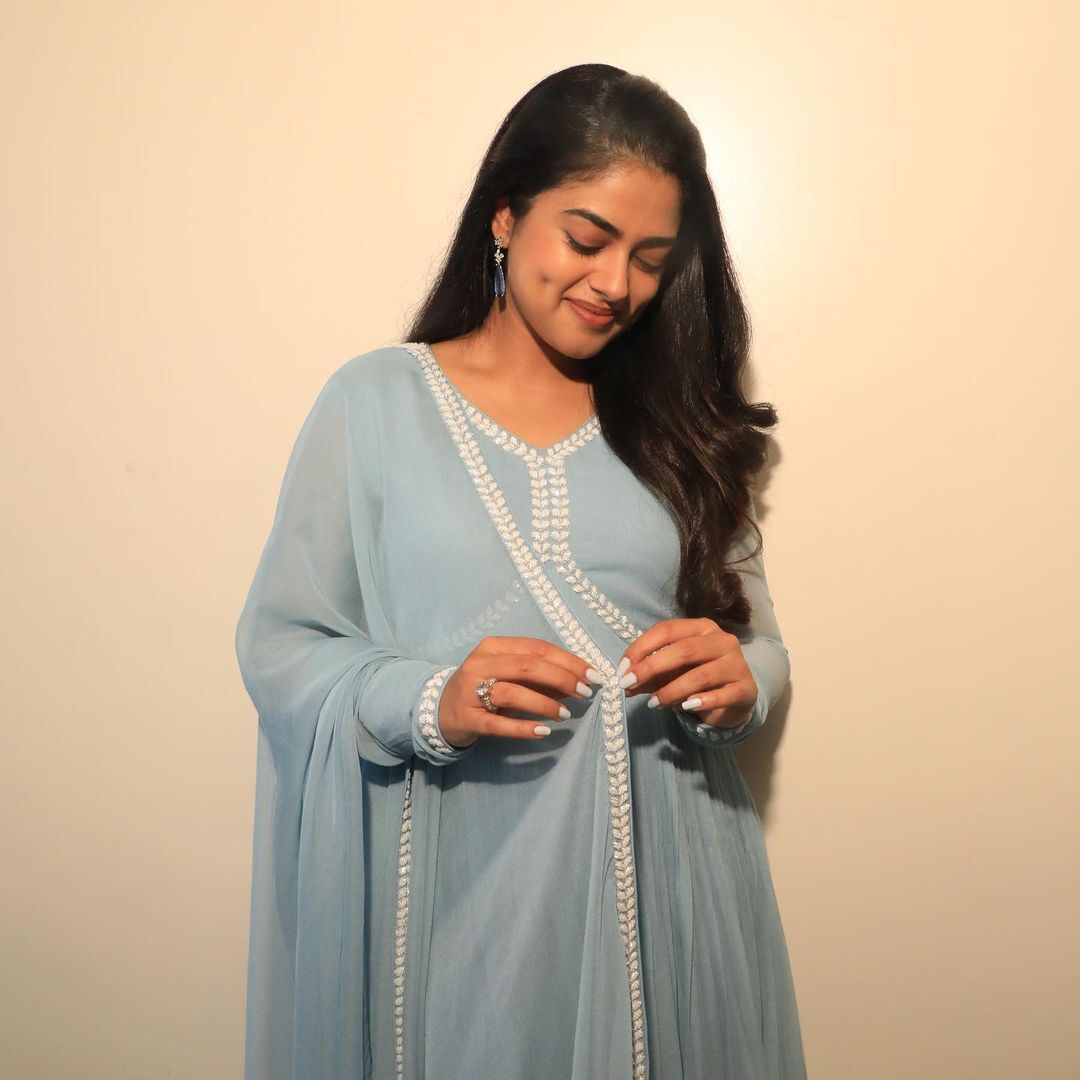 క్యూట్ అందాలతో మైమరిపిస్తున్న సొట్టబుగ్గుల సుందరి సిద్ధి ఇద్నాని ...