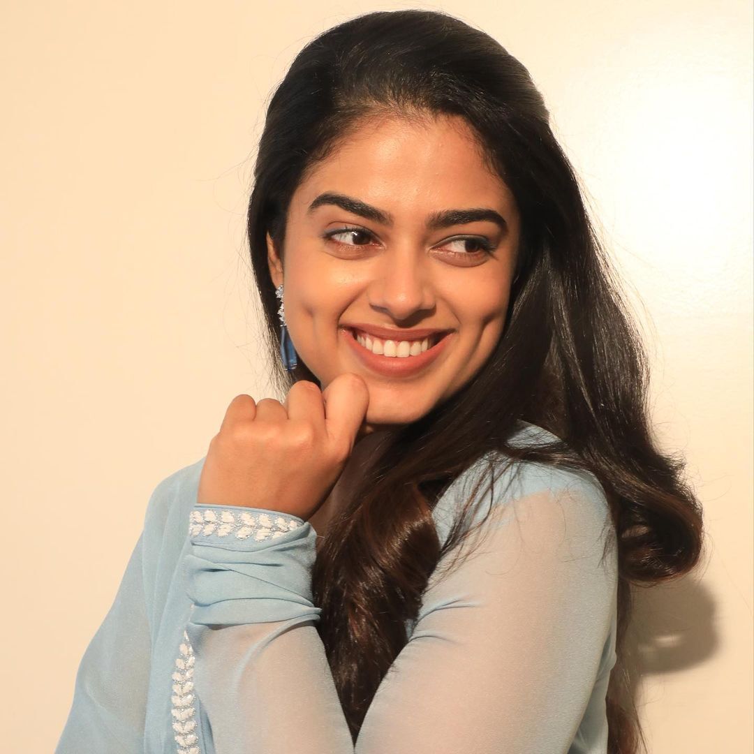 క్యూట్ అందాలతో మైమరిపిస్తున్న సొట్టబుగ్గుల సుందరి సిద్ధి ఇద్నాని | Actress Siddhi Idani ...