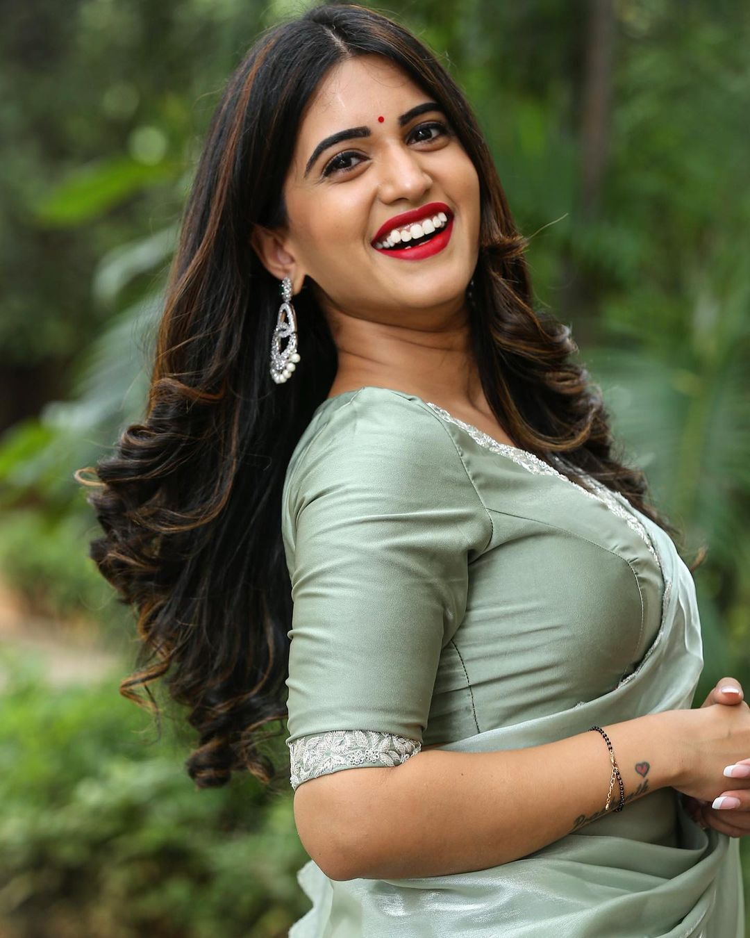 కవ్వించే అందాలతో పిచ్చెక్కిస్తున్న స్రవంతి చొక్కారపు | Anchor Sravanthi ...
