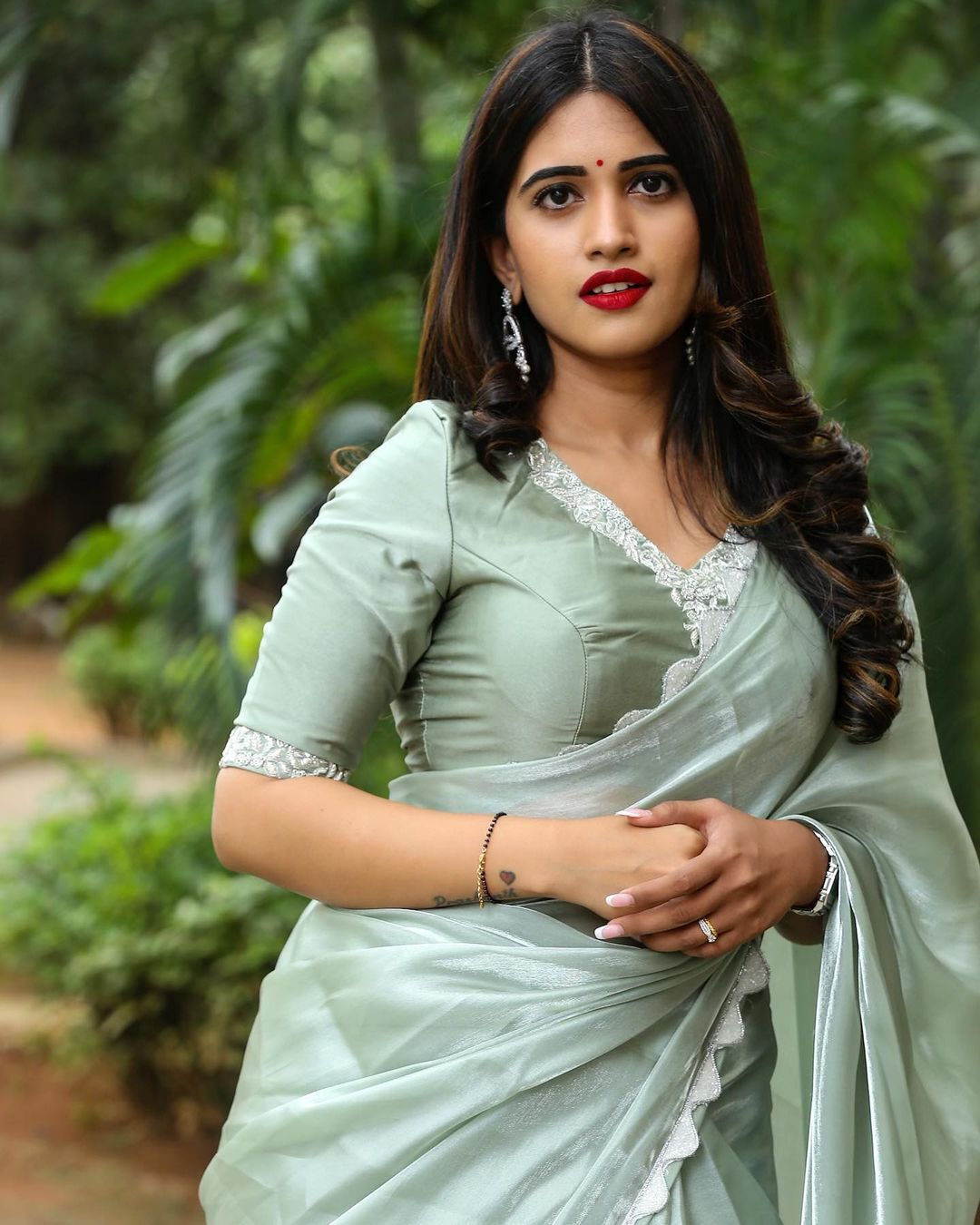 కవ్వించే అందాలతో పిచ్చెక్కిస్తున్న స్రవంతి చొక్కారపు | Anchor Sravanthi ...