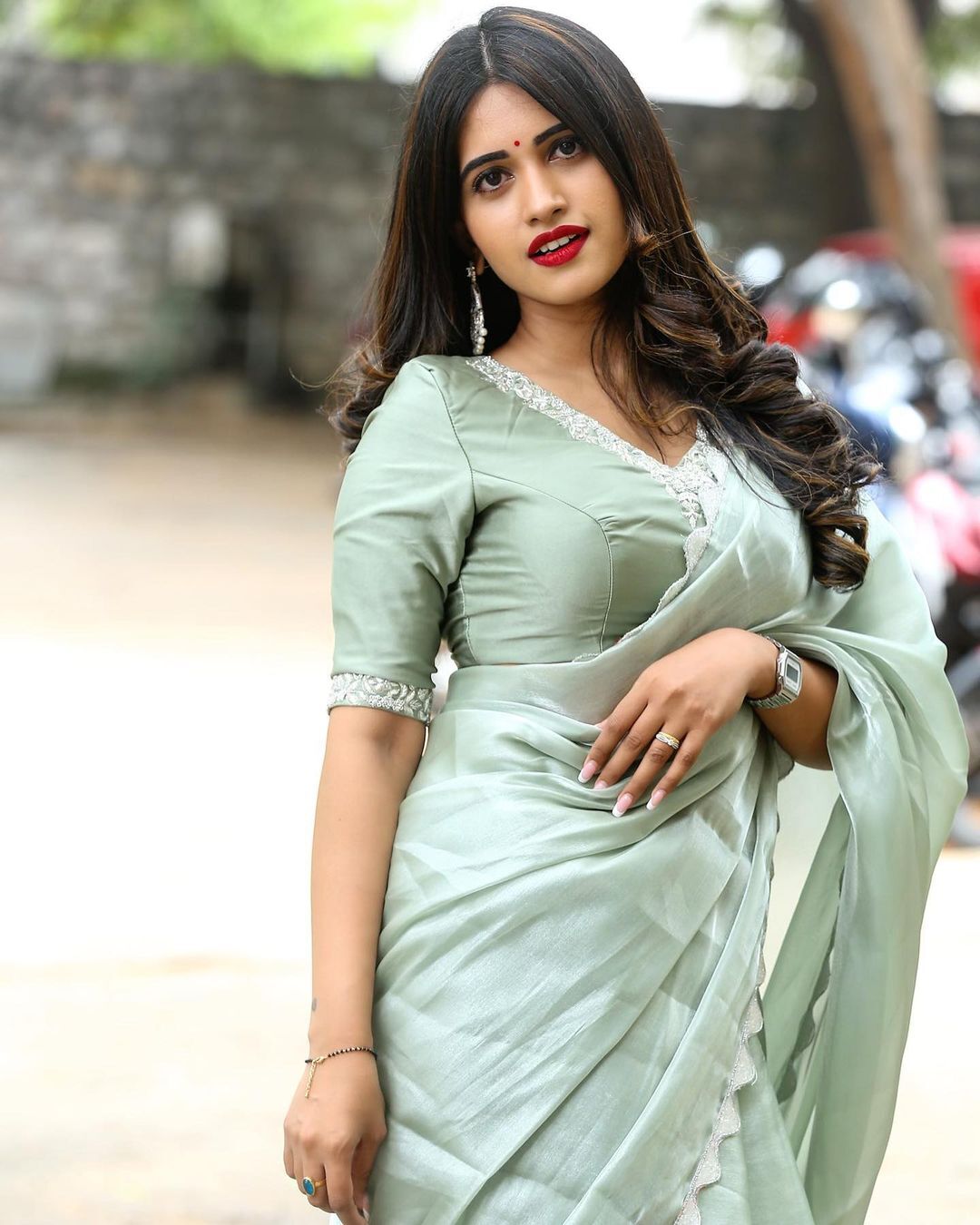 కవ్వించే అందాలతో పిచ్చెక్కిస్తున్న స్రవంతి చొక్కారపు | Anchor Sravanthi ...