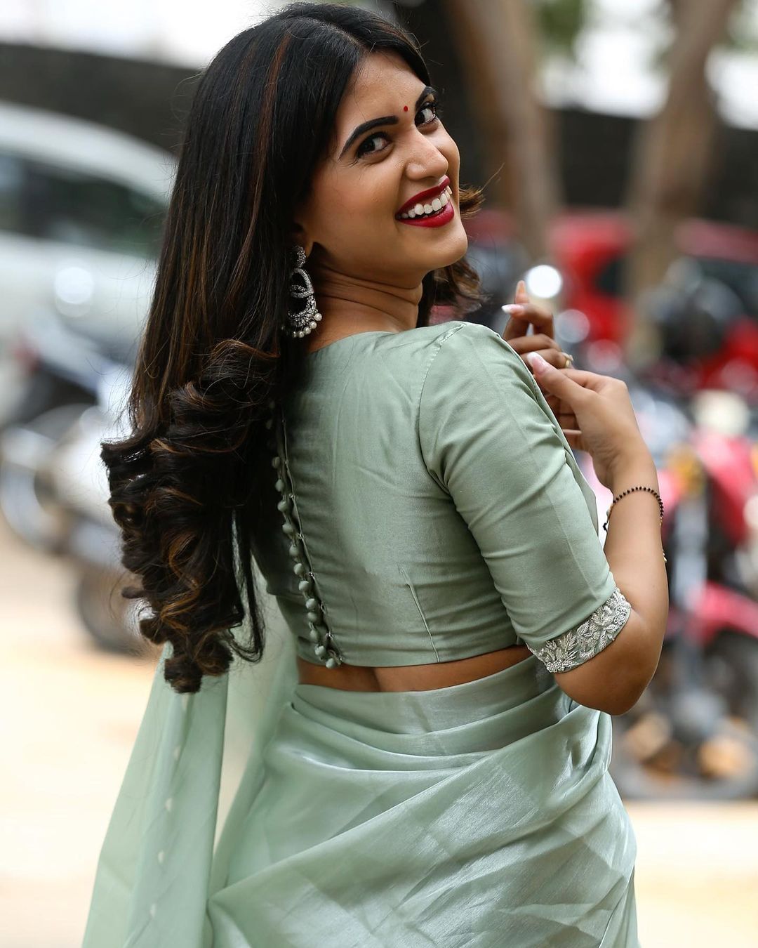 కవ్వించే అందాలతో పిచ్చెక్కిస్తున్న స్రవంతి చొక్కారపు | Anchor Sravanthi ...