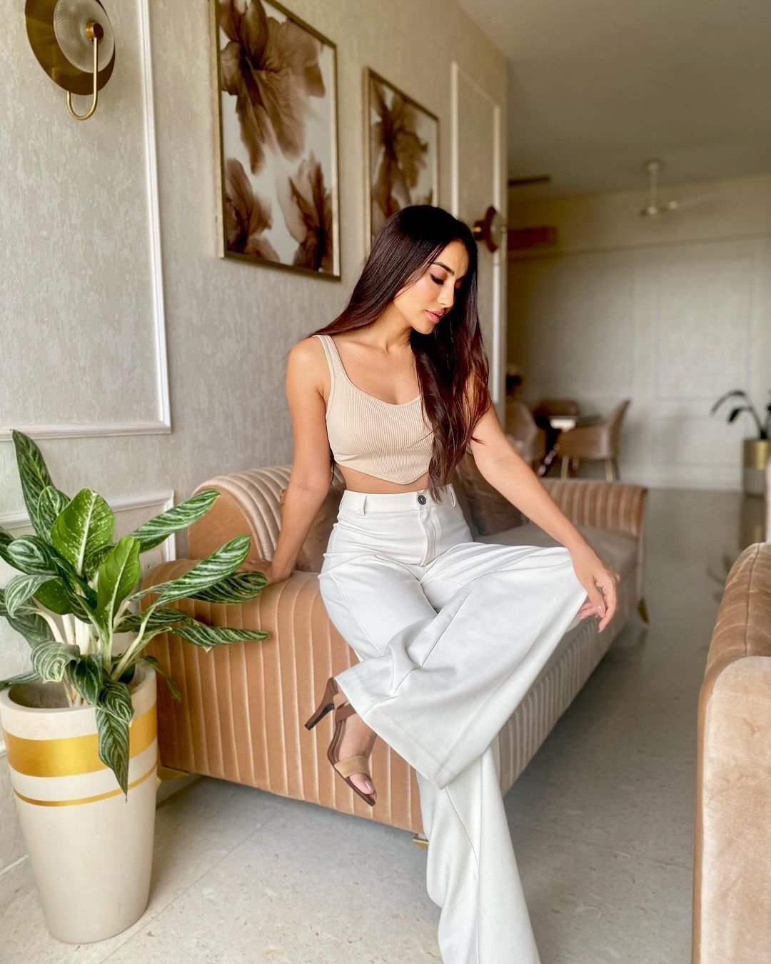 सोफे पर बैठे सुरभि ज्योति ने दिए किलर पोज, तस्वीरों ने इंटरनेट पर मचाईं सनसनी | tv actress ...