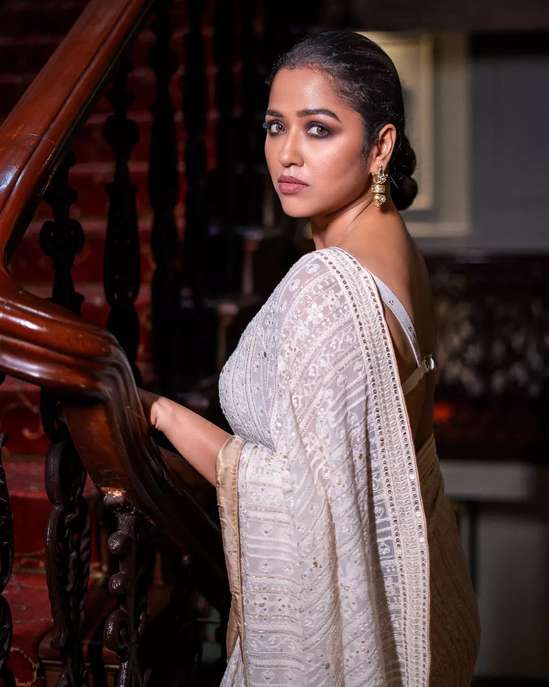 খোলা পিঠে আঁচল ফেলতেই উষ্ণতা ছড়ালো নেট দুনিয়ায়, কালো ঢাকাইতে অনন্যা ...