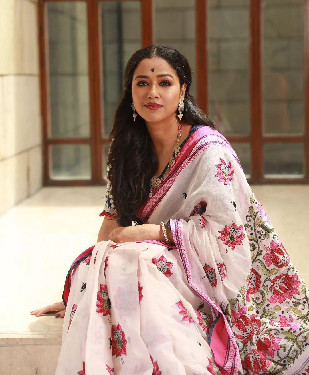 খোলা পিঠে আঁচল ফেলতেই উষ্ণতা ছড়ালো নেট দুনিয়ায়, কালো ঢাকাইতে অনন্যা ...