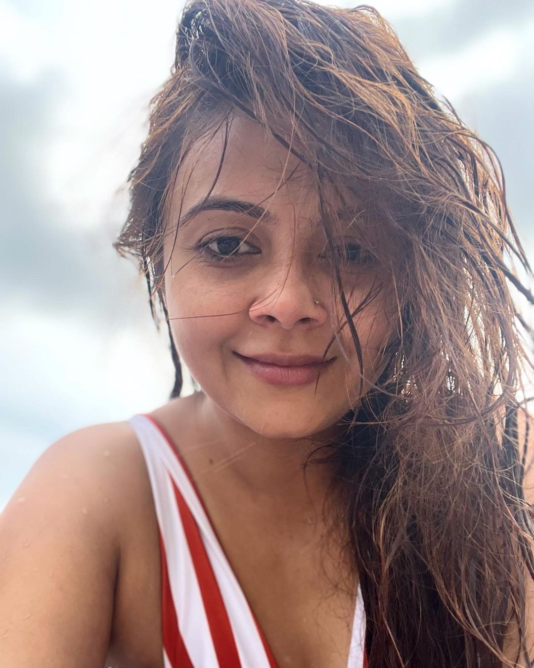 ગોપી વહુએ પહેરી બિકીની, ડેબોલિનાએ પાણીમાં લગાવી આગ | Gopi Vahu wears bikini, Debolina sets water ...