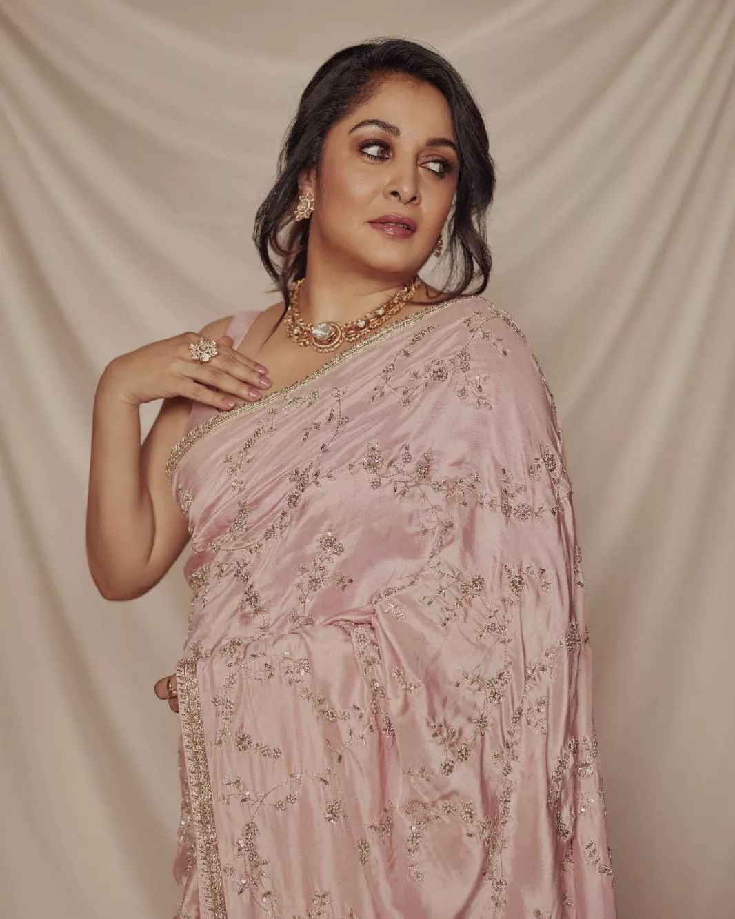 యాబై ఏళ్లు దాటిన వన్నె తరగని అందం.. గ్లామర్ డోస్ పెంచిన రమ్య కృష్ణ | Actress Ramya Krishnan ...