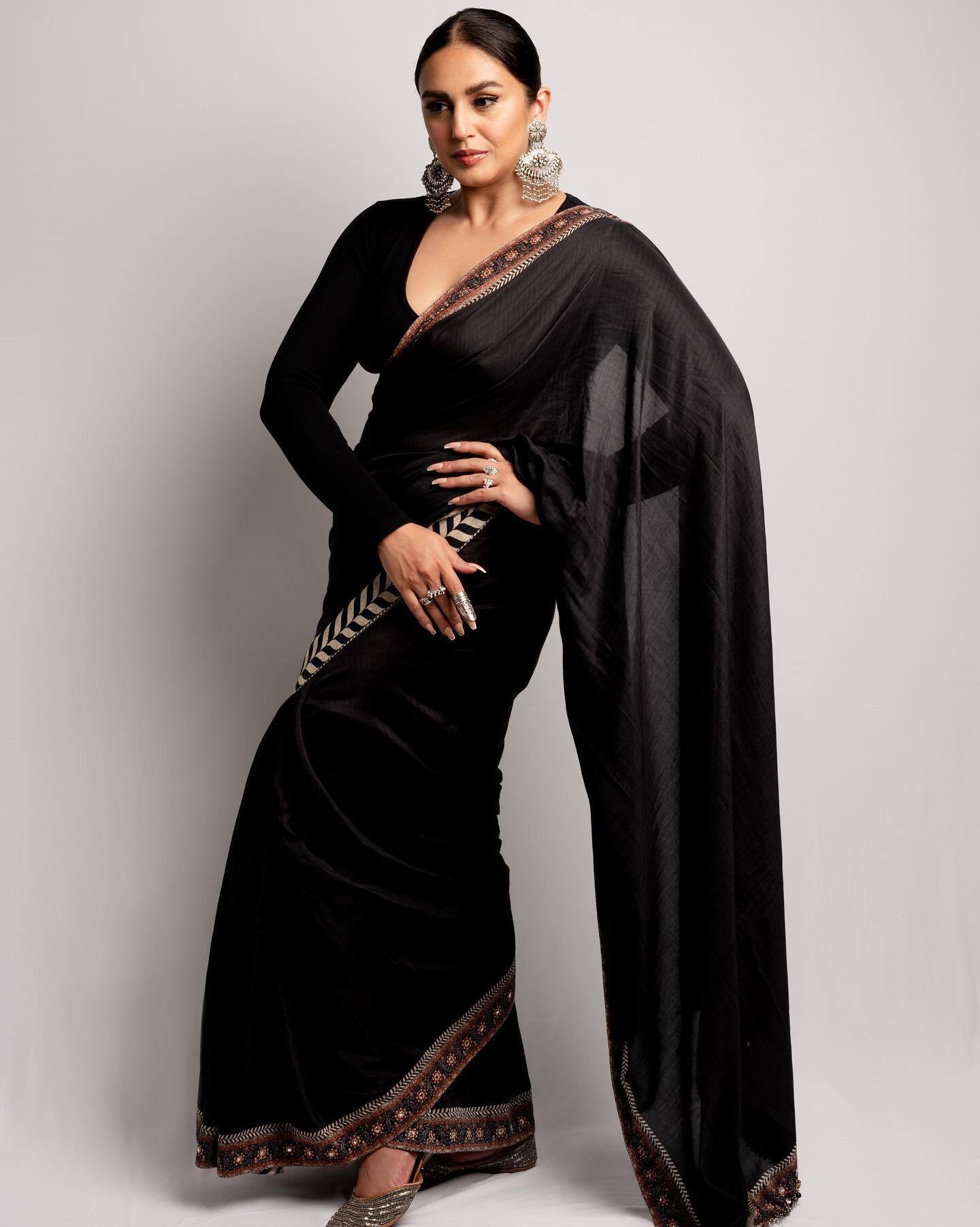 কালো শাড়িতে অপরূপা লাগছে হুমাকে, চোখ ফেরানো দায় পড়ছে ফ্যানেদের ...