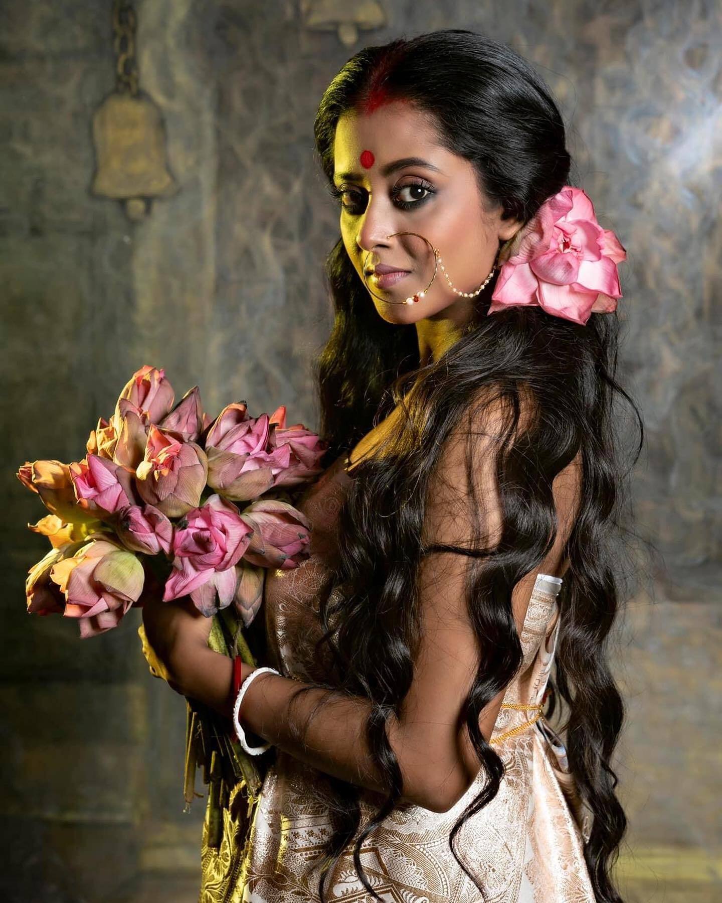 পদ্মফুলে ঢাকল দেহ, সোশ্যাল মিডিয়ায় নিমিষে ভাইরাল টেলি অভিনেত্রী ...