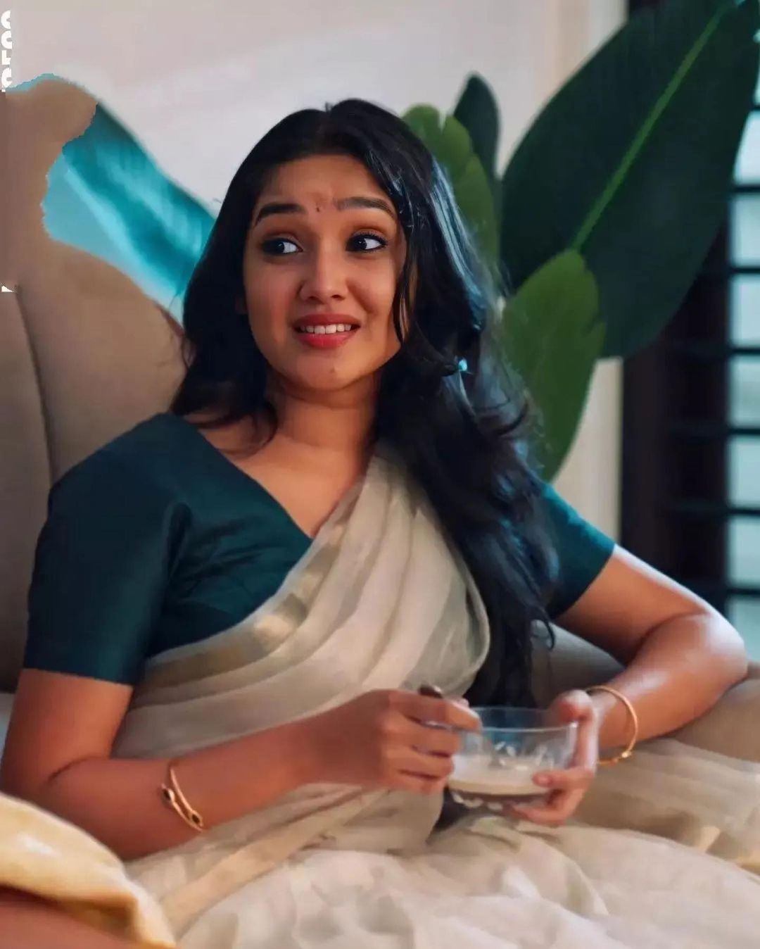 Anikha Surendran S Latest Saree Photoshoot Goes Viral - vrogue.co