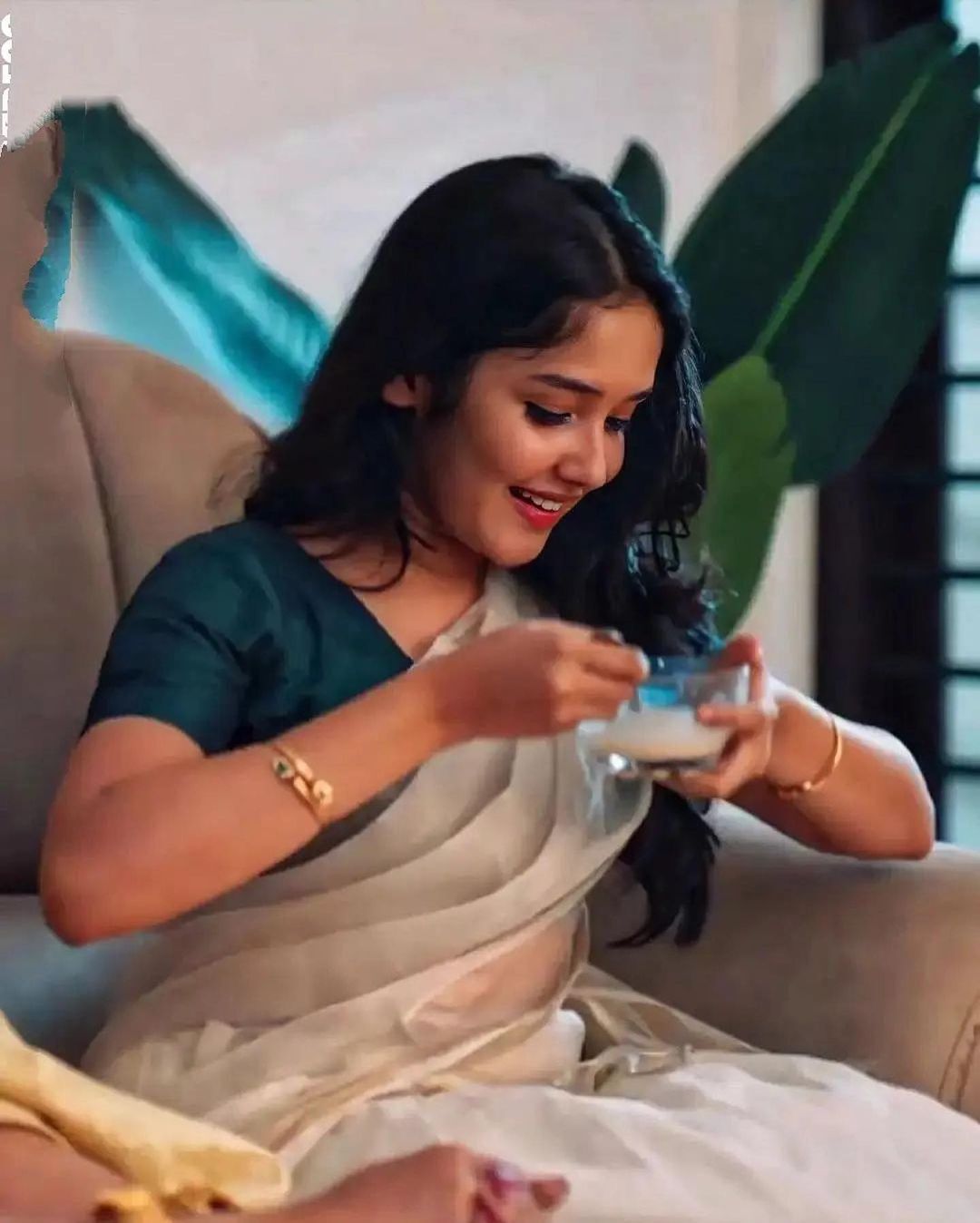 Actress Anikha Surendran Looks Cute in Saree, Stills Viral on Instagram ...