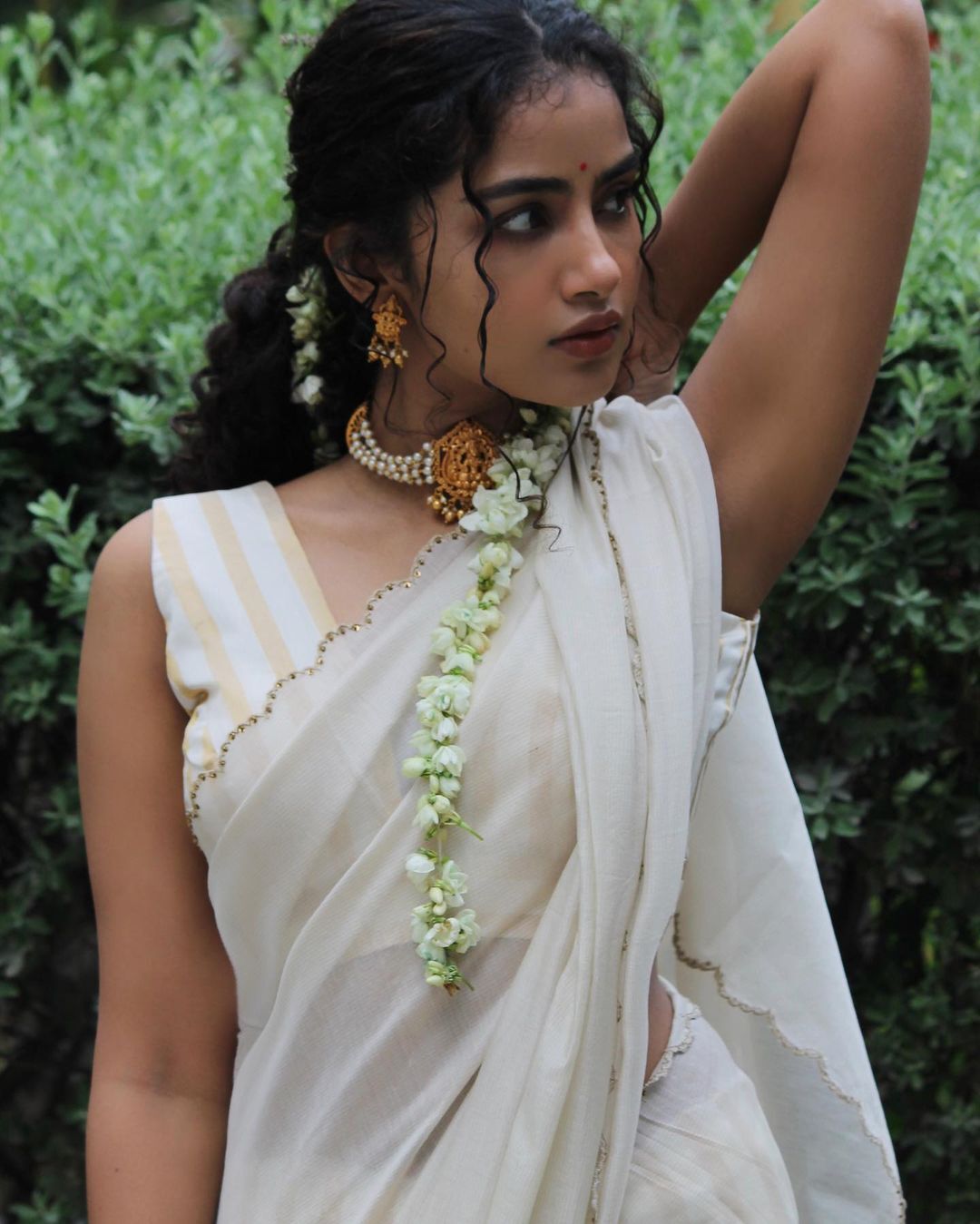 Actress Anupama Parameswaran Looking Gorgeous In Kerala Kasavu Saree On ...