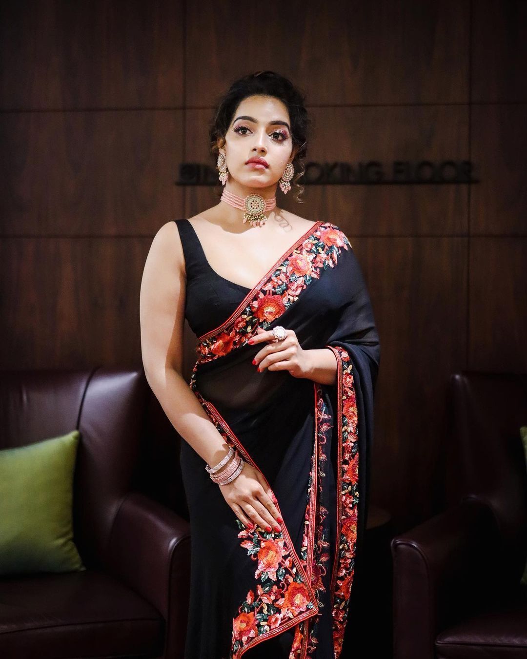 സാരിയില്‍ അതീവ ഗ്ലാമറസായി SIIMAയിൽ തിളങ്ങി മാളവിക മേനോൻ; ഹോട്ട് ...