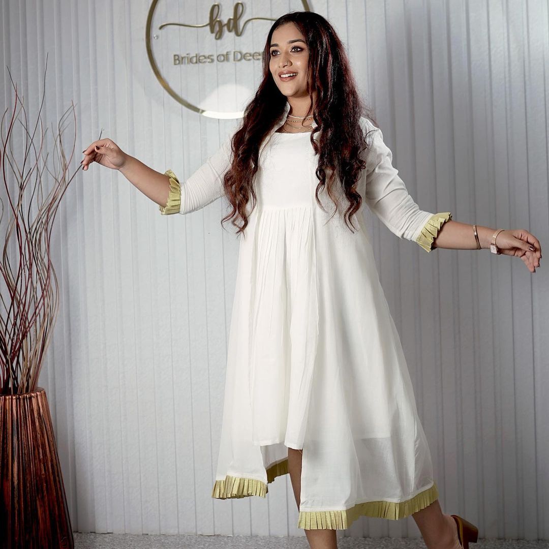 Actress Parvathy Krishna New Different And Stylish Onam Outfit Trending ...