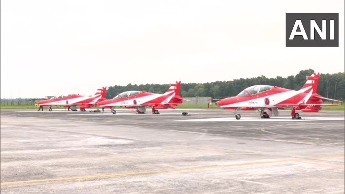 Air Show Conducted By IAF’s Surya Kiran Aerobatic Display Team Photos ...