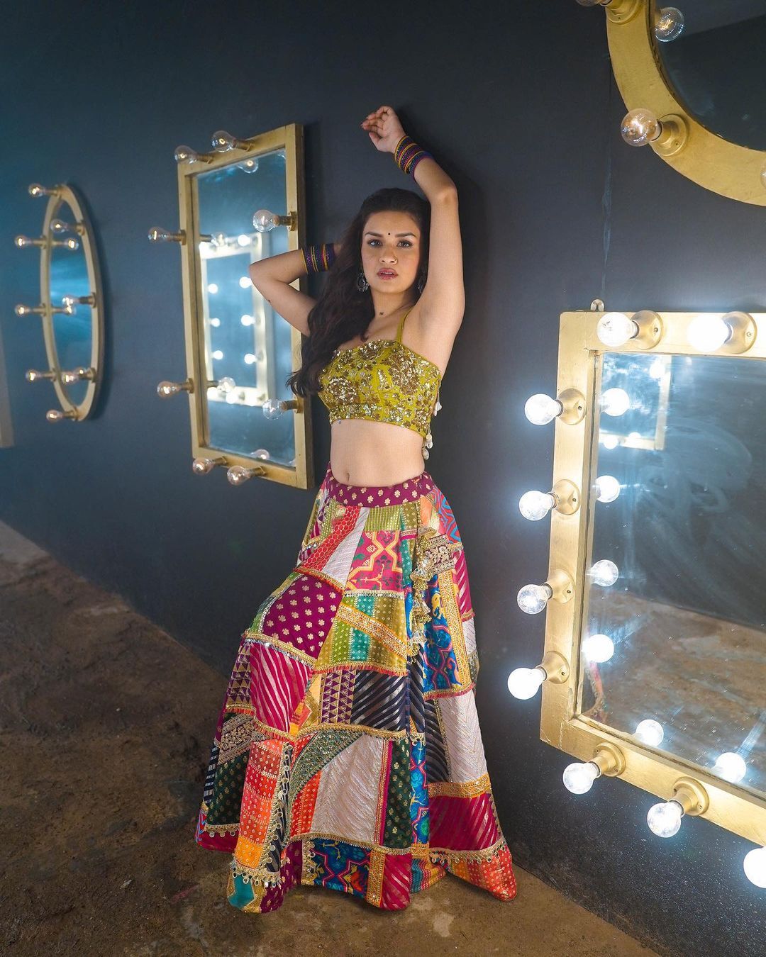 Avneet Kaur Pics: देशी अंदाज में अवनीत ने दिखाए जलवे, कमर की लचक फैंस ...