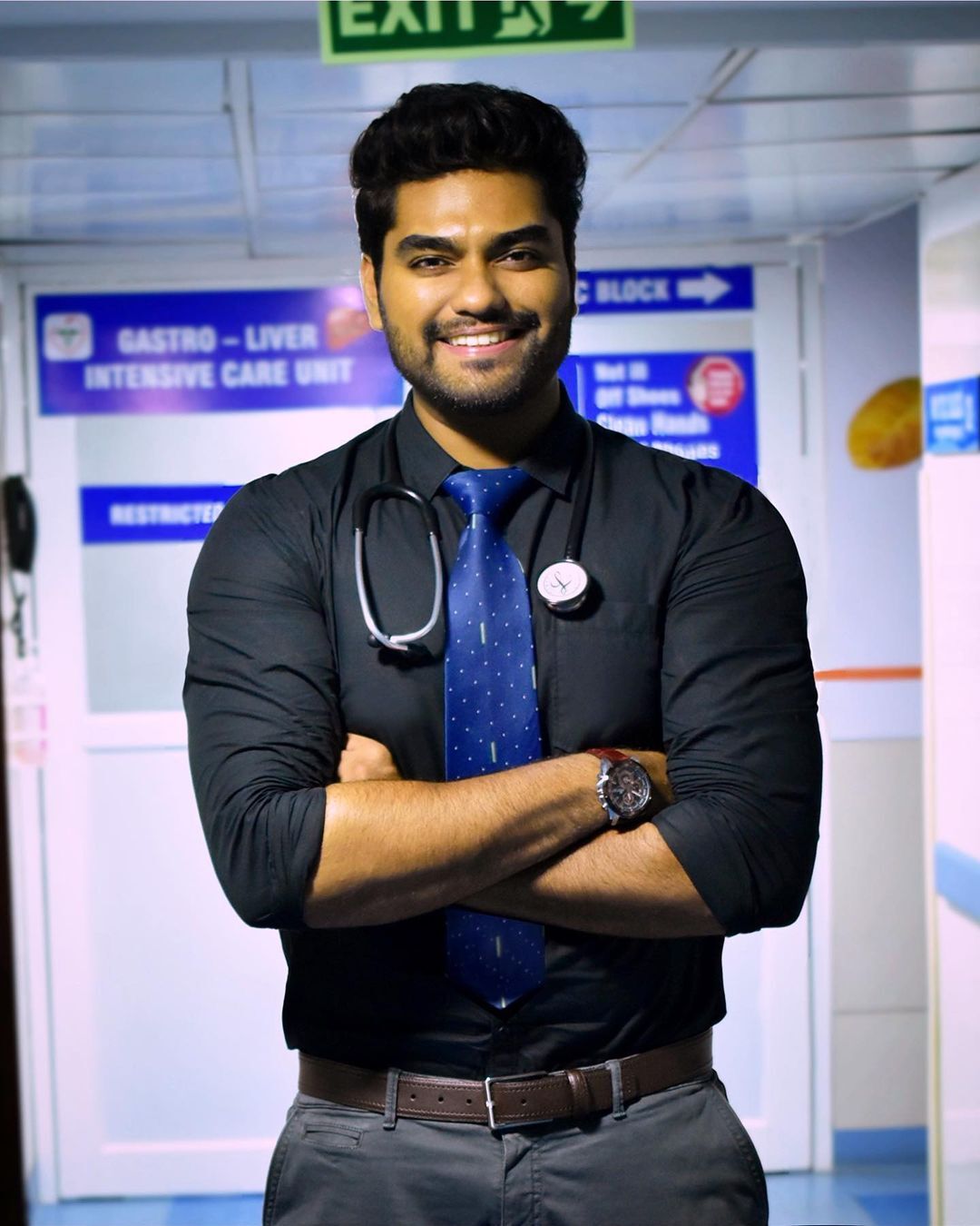 Bigg Boss Fame Robin Radhakrishnan's news look in blue shirt goes viral ...