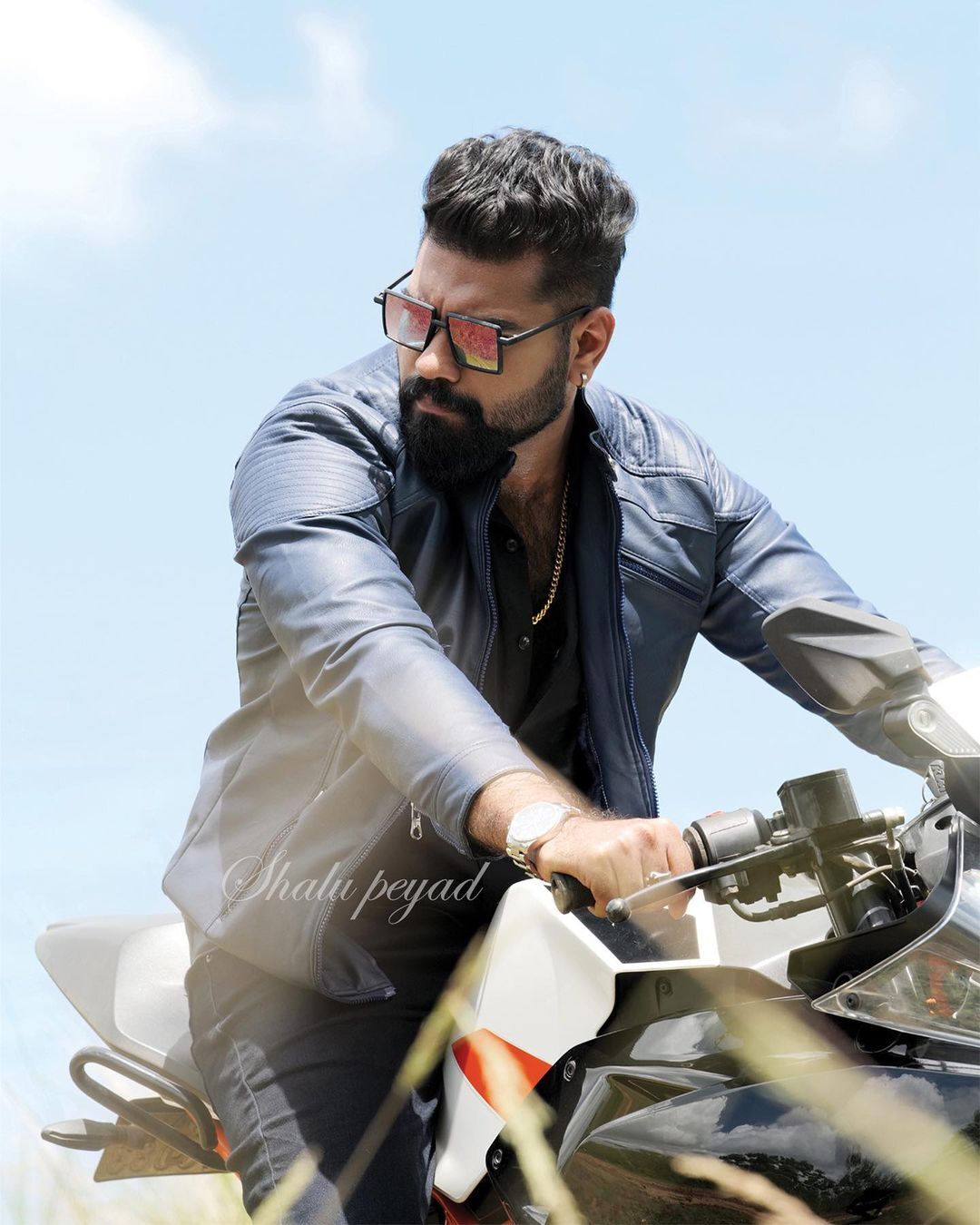 Bigg Boss Fame Robin Radhakrishnan's news look in blue shirt goes viral ...