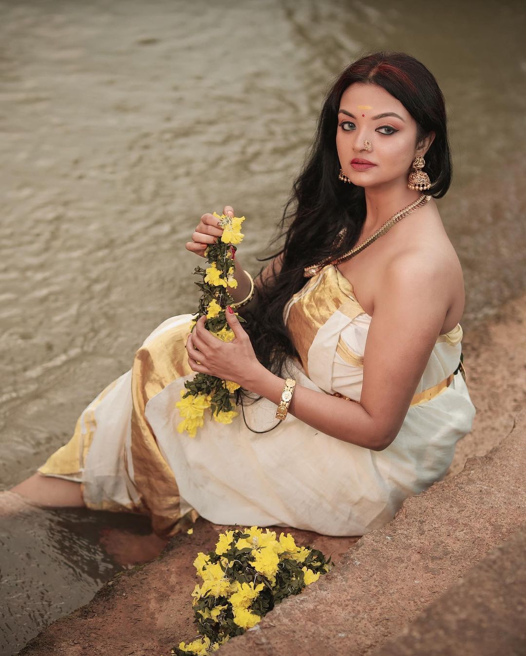 Bigg Boss Malayalam Fame Soorya J Menon's New Stunning Kerala Traditional Look Is Viral On ...