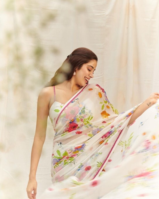 Bollywood Actress Janhvi Kapoor Looks Gorgeous In Saree Photos: HD ...