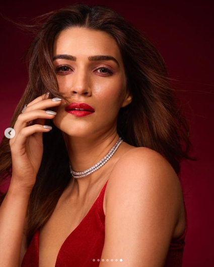 Bollywood Actress Kriti Sanon Looks Stunning Hot In Latest Photos ...