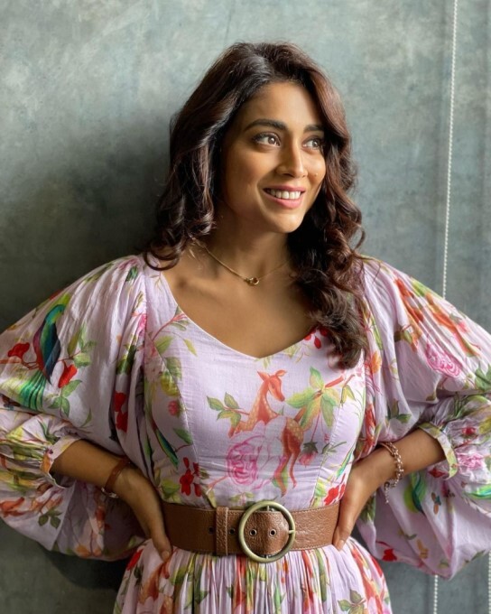 Bollywood Actress Shriya Saran Stunning Looks In Latest Photos Photos ...
