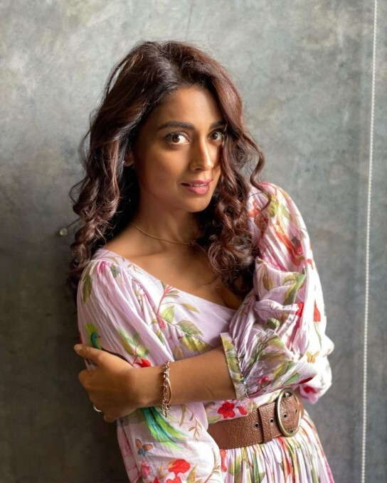 Bollywood Actress Shriya Saran Stunning Looks In Latest Photos Photos ...