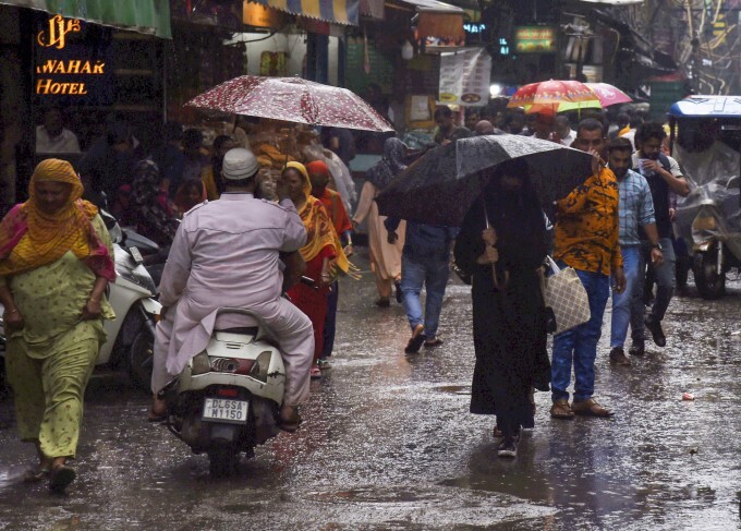Rain Lashes Parts Of New Delhi Photos Hd Images Pictures News Pics