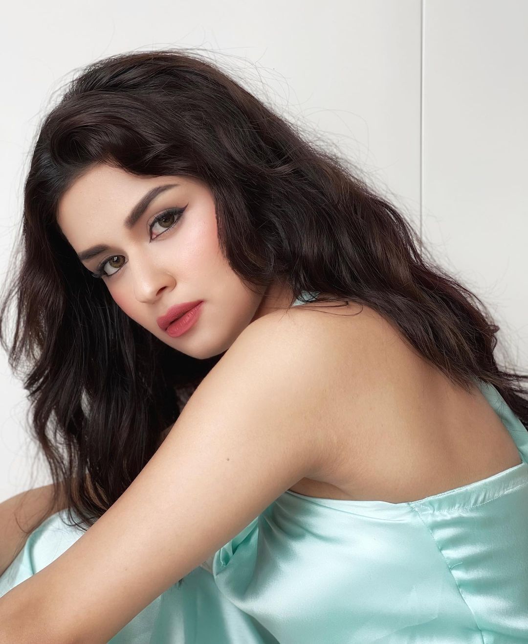 अवनीत कौर ने फिर से सेक्सी स्टाइल में ढाया कहर, ओपन बटन शर्ट में दिखाया ...