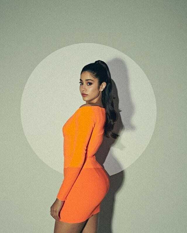 हद से ज्यादा छोटी ड्रेस पहन जाह्नवी ने लगाया Hotness का तड़का ऑरेंज