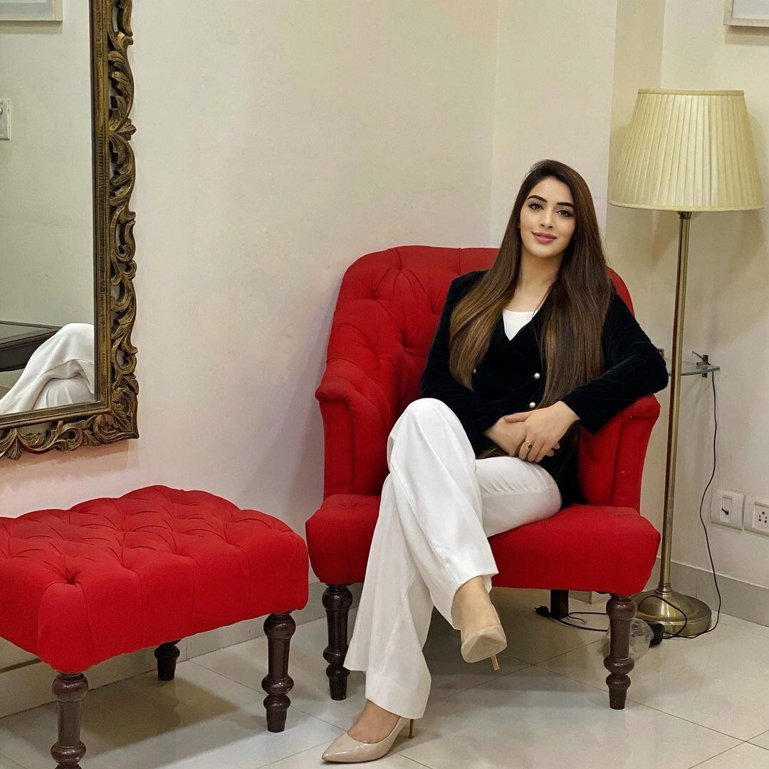 ब्लैक ड्रेस में बला की खूबसूरत लगती हैं IAS Atahr Aamir Khan की दुल्‍हन ...