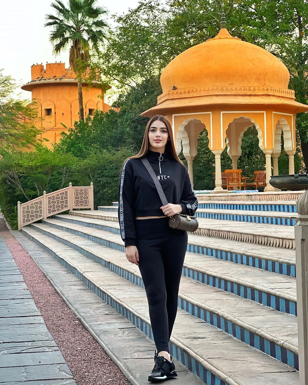 ब्लैक ड्रेस में बला की खूबसूरत लगती हैं IAS Atahr Aamir Khan की दुल्‍हन ...