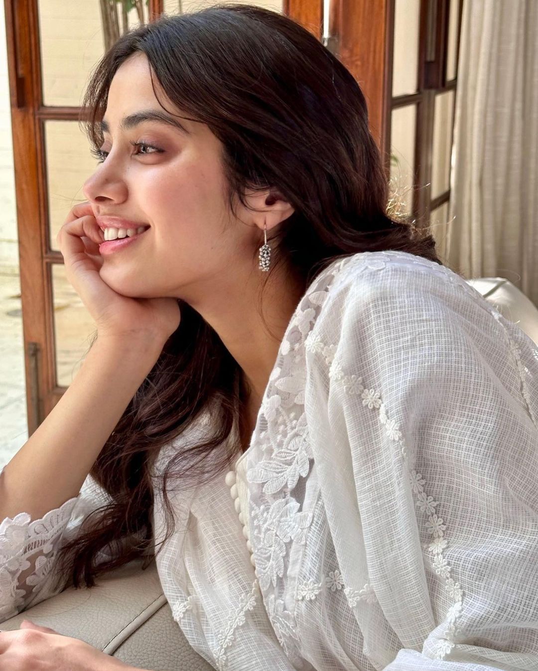 Janhvi kapoor Pics: मासूमियत भरे पोज देकर एक्ट्रेस जाह्नवी कपूर ने शेयर ...