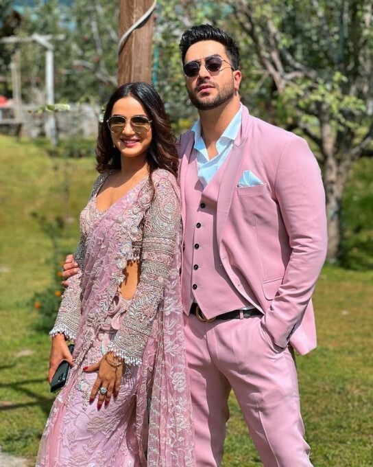 Jasmin Bhasin And Aly Goni Looks Absolutely Adorable As They Twin In ...