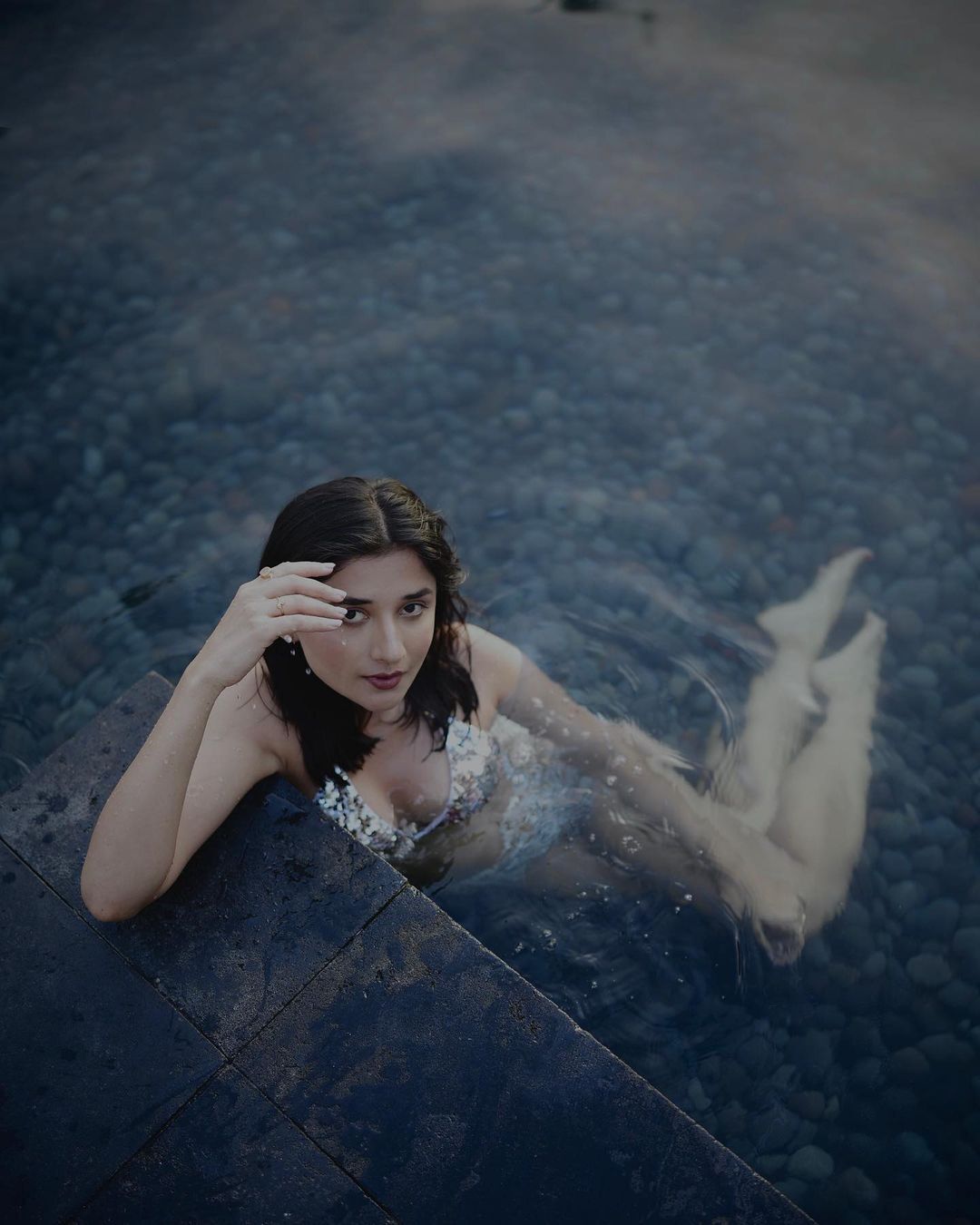 बिकिनी पहनकर पानी में अठखेलियां करती नजर आईं Kanika Mann, फैंस बोले- 'स्विमिंग पूल में नहा के और ...