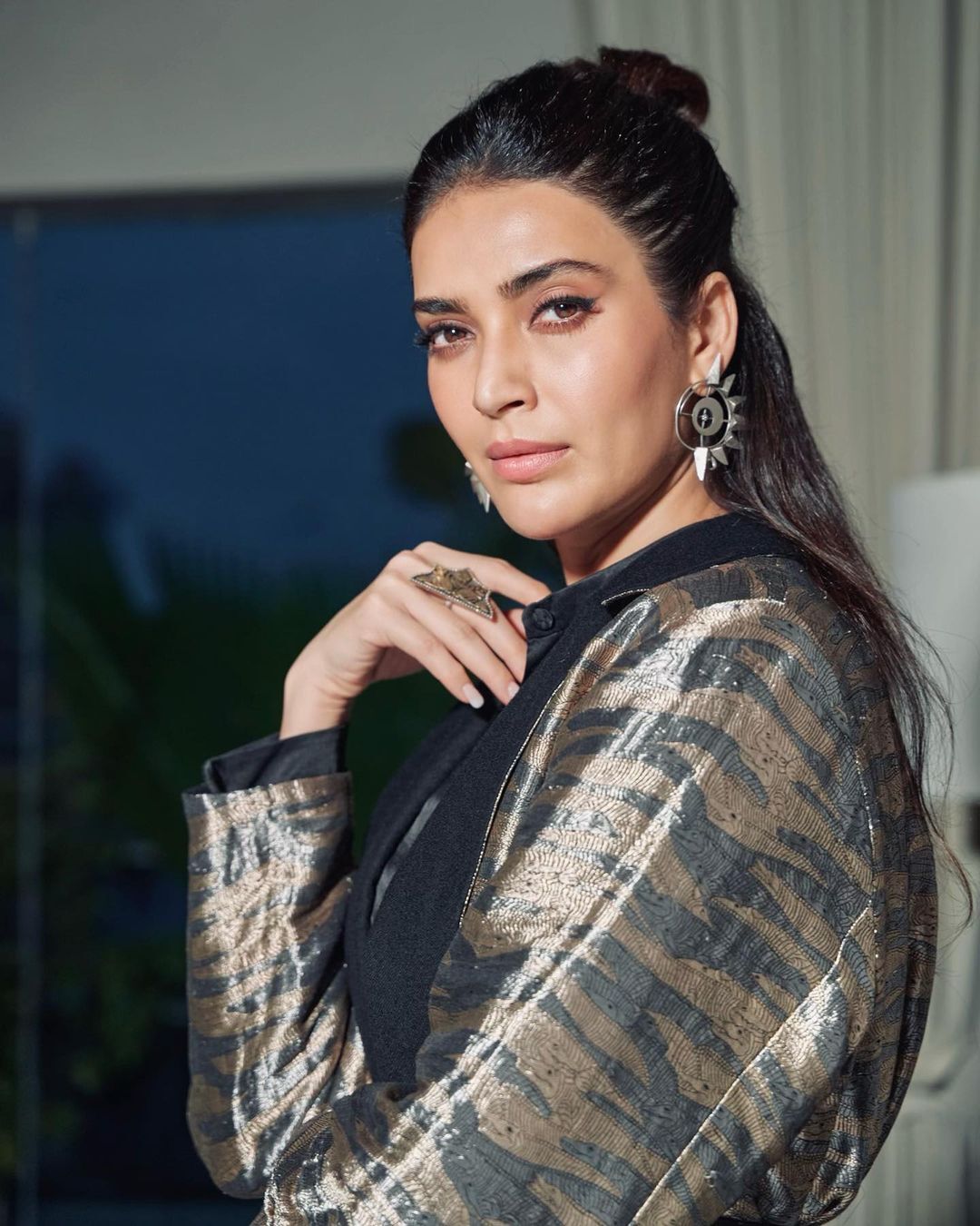 Karishma Tanna Pics: करिश्मा तन्ना पर फिर चढ़ी बेबाकी, Casual लुक्स में ...